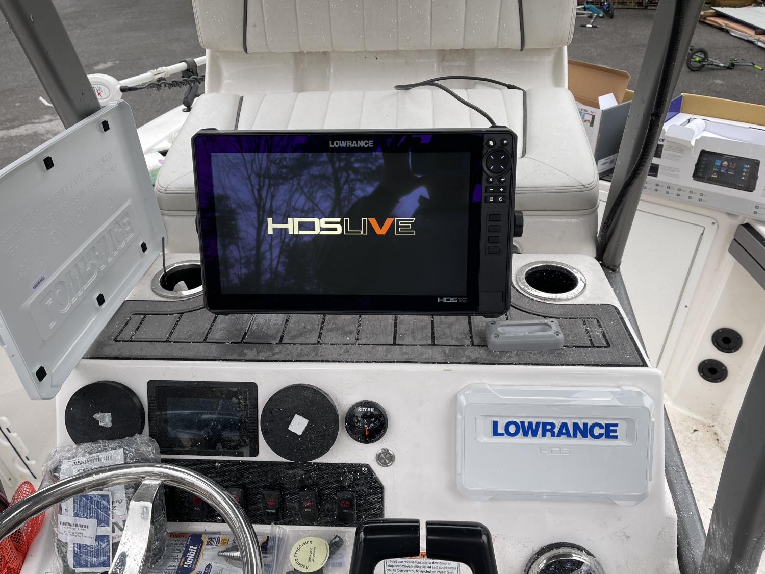 Lowrance HDS-16 LIVE Fishfinders - TackleDirect